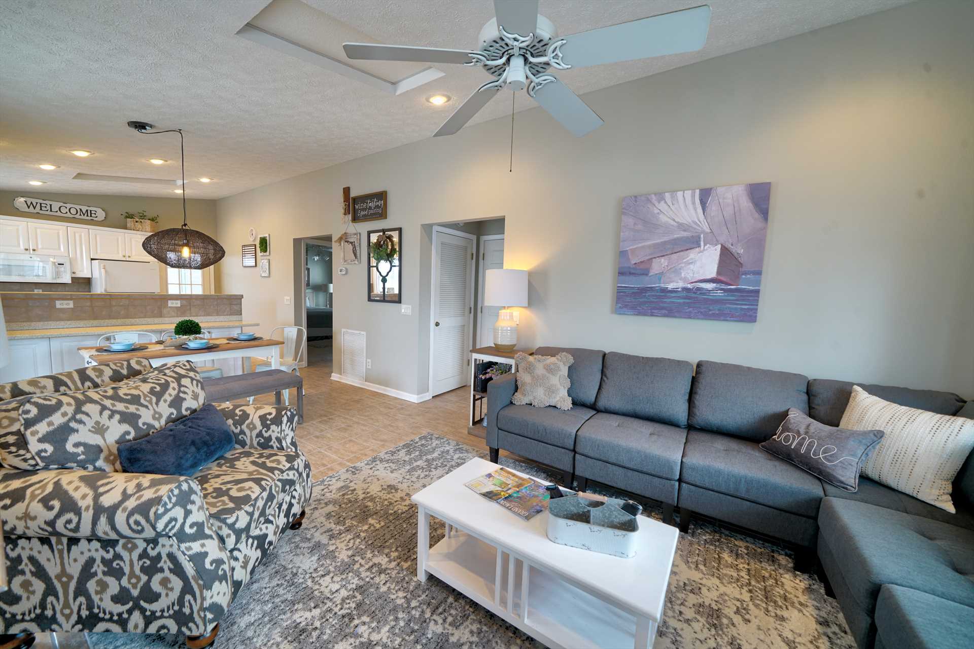 692 Seashell - King & Queen - Includes WIFI** & 2 GOLF CARTS!